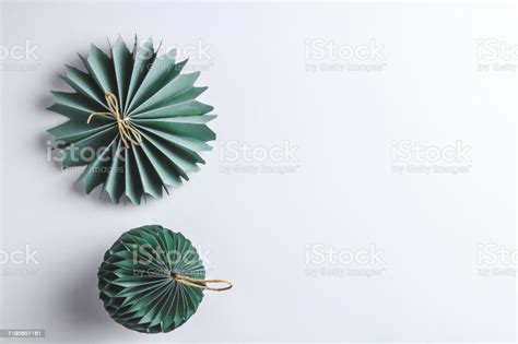 흰색 배경에 트렌디 한 종이 장식크리스마스 배경입니다 맨 위 보기 공간을 복사합니다 플랫 레이 12월에 대한 스톡 사진 및 기타 이미지 Istock