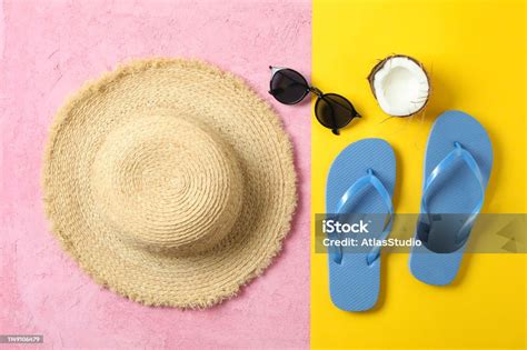 밀 짚 모자 플립 플롭 선글라스와 코코넛 두 톤 배경 텍스트와 평면도에 대 한 공간 여름 방학 배경 관광에 대한 스톡 사진 및 기타 이미지 Istock