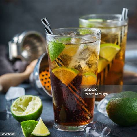 쿠바 리브레 또는 롱 아일랜드 아이스 티 알코올 칵테일 음료 칵테일에 대한 스톡 사진 및 기타 이미지 칵테일 각얼음 갈색 Istock