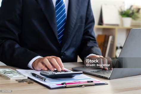 재정 및 경제 개념 사무실에서 비즈니스 데이터 회계 문서를 계산하기 위해 컴퓨터와 계산기로 분석 비즈니스 보고서를 작성하는 사업가 또는 회계사 재정 계획 가격에 대한 스톡