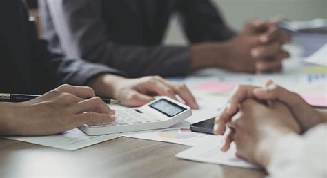 사무실에서 비즈니스 데이터 요약 보고서 회계 문서 및 랩톱 컴퓨터 비즈니스 회의 개념을 계산하기 위해 계산기로 작업하는 비즈니스 부기 조언에 대한 스톡 사진 및 기타 이미지