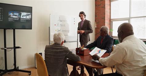 계획 세션 고령 근로자 기업 기업 전략 기업 직업 기업인 노인 다양성 동료 문서 문제 해결 브레인스토밍 비즈니스 미팅 비즈니스 프레젠테이션 사무