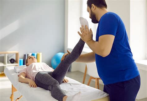물리치료사는 재활 치료 중에 환자의 다리를 검사하고 함께 운동합니다 개념에 대한 스톡 사진 및 기타 이미지 개념 건강 진단 건강관리와 의술 Istock