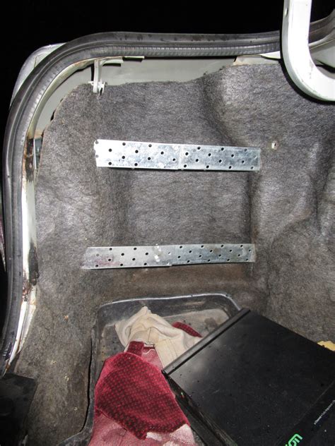 Крепление усилителя в багажник) — Nissan Almera I (N15), 1,6 л, 1998 ...