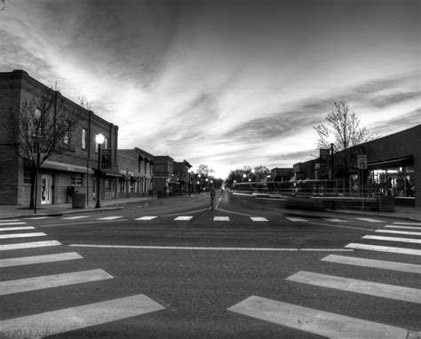 배경 화면 하늘 도로 구름 레인 검은 차 검정색과 흰색 하부 구조 경계표 주거 지역 흑백 사진 거리 아스팔트 건축물 대도시 지역 횡단 보도