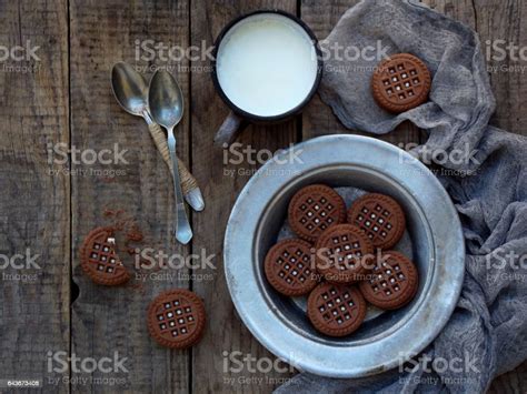 화이트 크림와 나무 배경에 우유 컵 초콜릿 쿠키 선택적 초점입니다 0명에 대한 스톡 사진 및 기타 이미지 0명 갈색 검은색 Istock