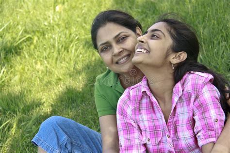 Figlia Amorosa Della Madre Che Gode Nella Sosta Fotografia Stock Immagine Di Affettuoso