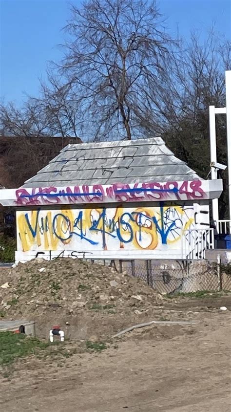 Clanton 14 East Hollywood Rcalibanging