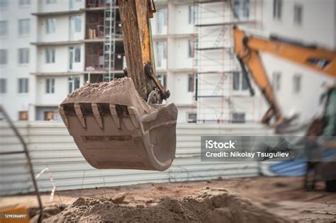 황색 무거운 굴삭기 발굴 모래와 도로 공사 중 작업 새로운 도로의 건설 중 모래를 하역 건설 산업에 대한 스톡 사진 및 기타 이미지 건설 산업 건설 현장 건설업자