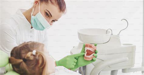 치과 의사 의자에 앉은 어린 소녀 소아 치과 의사로부터 적절한 칫솔질에 대해 교육을 받고 있습니다 조기 예방 및 구강 위생 개념 사진 Unsplash의 우크라이나 이미지