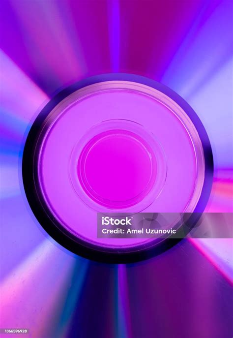 빈티지 Cd 또는 Dvd 디스크는 생생한 대담한 그라데이션 홀로그램 네온 색상 핑크 보라색 광고 블루 색상 반사 최소한의 추상 적 배경 화면 배경 디자인 샘플 공간을