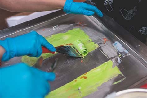 말아서 타이 아이스크림을 준비하고 냉동 팬에서 색색의 튀긴 아이스크림을 요리하는 과정 행복한 아이들과 함께하는 어린이 생일 파티 축하 요리 교실 2명에 대한 스톡 사진 및