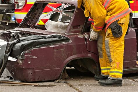 구조 작업의 데모 소방관은 사고 후 차에 침입 구조대는 불에 탄 차에서 피해자를 회수합니다 소방관 교육 구조에 대한 스톡 사진 및 기타 이미지 Istock
