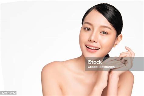 흰색 배경에 깨끗한 신선한 피부를 가진 아름다운 젊은 아시아 여성 얼굴 관리 얼굴 치료 화장품 아름다움과 스파 아시아 여성 초상화 건강한 생활방식에 대한 스톡 사진 및 기타