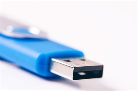 흰색 바탕에 Usb 플래시 드라이브의 세부 사항 플래시 드라이브는 그림의 모서리에 위치 해 있습니다 기술의 개념입니다 절연 Usb 메모리에 대한 스톡 사진 및 기타 이미지