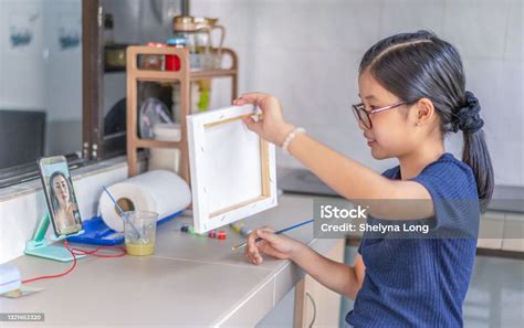코로나바이러스 발병 시 온라인 학교 수업에 참석하는 어린 소녀 8 9 살에 대한 스톡 사진 및 기타 이미지 8 9 살 Brand Name Smart Phone
