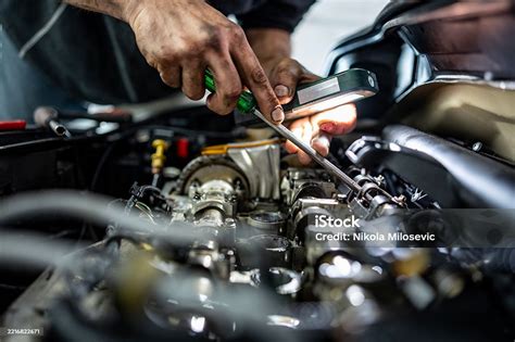 자동차 엔진의 유지 보수를 수행하는 정비사의 클로즈업 검사 보기에 대한 스톡 사진 및 기타 이미지 검사 보기 공연 공예 Istock