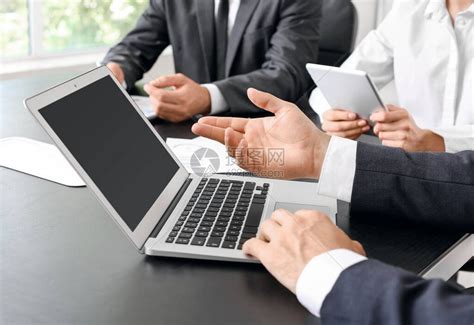 在办公室工作高清图片下载 正版图片503982302 摄图网