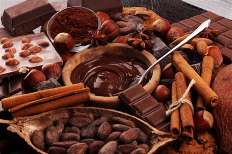 초콜릿 바 조각과 녹는 소용돌이 코코아 달콤한 음식 사진 개념입니다 테이블에 깨진 초콜릿의 덩어리 갈색에 대한 스톡 사진 및 기타 이미지 Istock