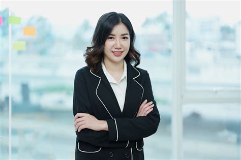 웃는 얼굴을 가진 여성 사업주의 초상화는 회의실에서 자신의 사업을 성공적으로 투자합니다 감정에 대한 스톡 사진 및 기타 이미지