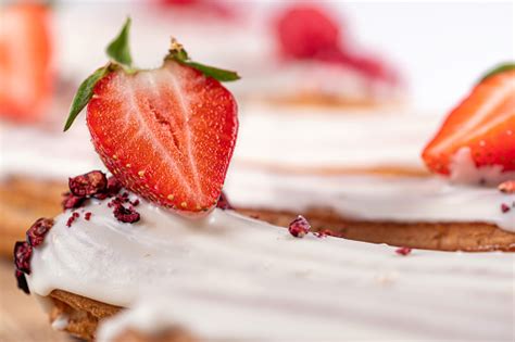 아이싱과 휘핑 크림 필링을 곁들인 맛있는 에클레어 딸기를 곁들인 프랑스 디저트 클로즈업 0명에 대한 스톡 사진 및 기타 이미지 0명 가루 설탕 가루로 빻은 Istock