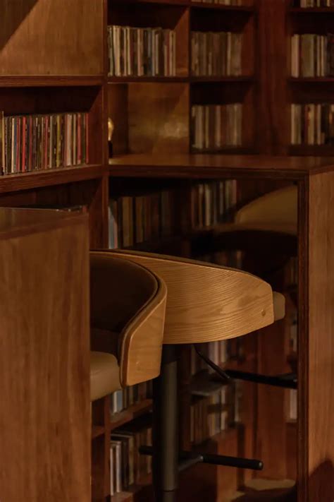 목재 가구를 활용해 나무향이 느껴지는 모던빈티지 컨셉 17평 Lp바 인테리어 마포구 상암동