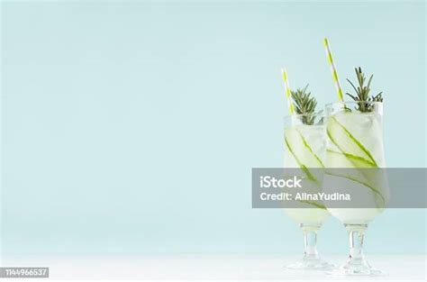 열 대 차가운 신선한 건강 음료 라임과 오이 얼음 조각 짚 로즈마리 파스텔 부드러운 밝은 녹색 배경 복사 공간 가벼운에 대한 스톡 사진 및 기타 이미지 Istock