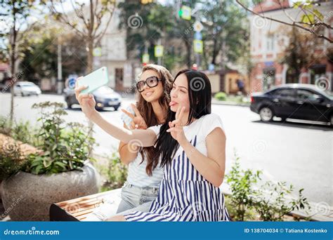 Twee Knappe Dunne Meisjes Met Lang Donker Haar Gekleed In Toevallige Gerstkorrel Zitten Bij De
