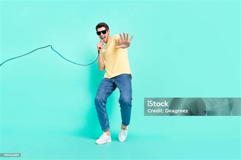 청록색 배경에 고립 된 재미있는 브루넷 젊은 남자 노래 착용 안경 티셔츠 청바지 운동화의 풀 사이즈 사진 T 셔츠에 대한 스톡 사진 및 기타 이미지 Istock