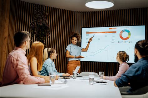 비즈니스 미팅 중 프리젠테이션 재무 수치를 보여주는 비즈니스 담당자 20 29세에 대한 스톡 사진 및 기타 이미지 20 29세 30 34세 40 44세 Istock