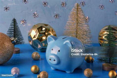 리틀 블루 돼지 은행입니다 많은 황금 크리스마스 공 및 작은 장식 크리스마스 트리 주위 새 해의 상징입니다 휴가 사진 눈 냉동상태의 물에 대한 스톡 사진 및 기타 이미지