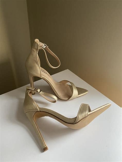 Елегантні золоті туфлі, босоніжки, на шпильці, на високому каблуку ...