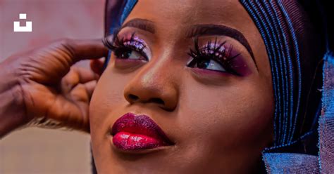 머리 장식과 빨간색과 파란색 스카프를 가진 사람 사진 Unsplash의 무료 이미지