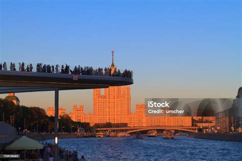 자르 야 예는 도시의 역사적인 중심지에 세워진 새로운 공원으로 크렘린과 붉은 광장에서 가까운 거리에 있습니다 모스크바의 코텔니헤스 카 야 제방에 있는 Stalinskaya