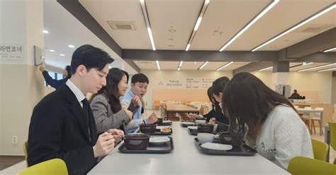 1000원 밥상ㆍ뷔페 이은 공짜 아침밥대학 식당 앞 장사진 르포