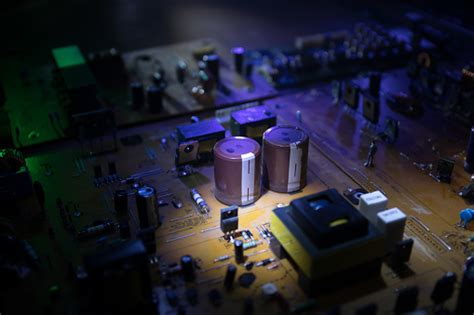 전자 마이크로 회로의 양식에 일치시키는 사진 마이크로 회로 연락처 전자 제품 마더 보드 검은 색 배경 전자 기기의 매크로 사진 Cpu에 대한 스톡 사진 및 기타 이미지