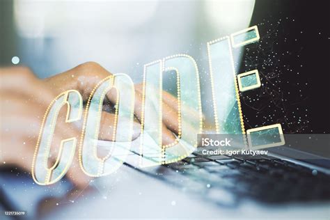 배경 국제 소프트웨어 개발 개념에 노트북에 입력 하는 창조적 인 코드 단어 기호 및 손 다중 노출 고리 사슬에 대한 스톡 사진