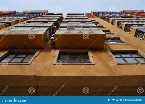 Hermosos Edificios Residenciales De Colores En El Centro De La Ciudad Imagen De Archivo