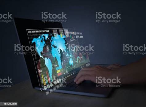 사용자 인터페이스 Ux Ui 미래 지향적 인 그래픽 아이콘 디자인 그래픽 디자이너 계획 스케치 아이디어를 창조 창조적 혁신 팀워크 계획 전략 현대 기술 노트북 컴퓨터를 사용