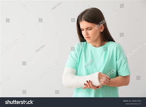 15442 Imágenes De Mujer Con Brazo Roto Imágenes Fotos Y Vectores De