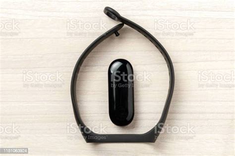 나무 바탕에 블랙 스마트 피트 니스 스포츠 추적기 닫습니다 건강 관리를 위한 장비 0명에 대한 스톡 사진 및 기타 이미지 0명 개념 개인 장식품 Istock