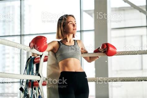 젊은 활성 금발의 여자 에 빨간 권투 장갑 과 트랙 수트 에 기대어 에 바 건강한 생활방식에 대한 스톡 사진 및 기타 이미지 건강한 생활방식 결심 권투 글러브