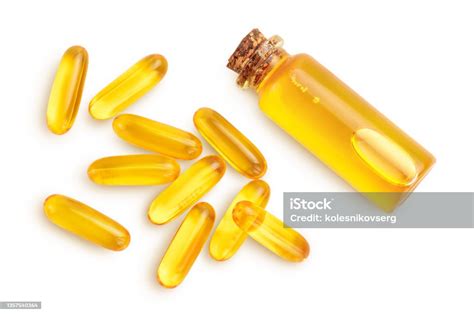 클리핑 경로와 전체 깊이의 필드가 있는 흰색 배경에 분리된 생선 기름 캡슐 맨 위 보기입니다 플랫 레이 0명에 대한 스톡 사진 및 기타 이미지 Istock