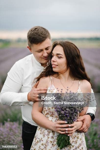 보라색 라벤더 밭에서 포옹하는 가족 커플은 서서 꽃 숲 여름 자연을 즐긴다 프랑스 프로방스 해질녘에 라벤더 꽃다발을 들고 있는 사랑하는 커플 신혼 여행 근접 촬영 25 29