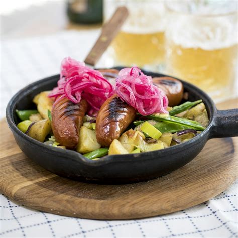 Chorizo Med Potatissallad Och Marinerad Rödlök