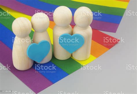 Lgbt 프라이드 깃발에 하트 스티커를 붙인 같은 성별의 커플 개념에 대한 스톡 사진 및 기타 이미지 개념 개성 개념 규칙 Istock