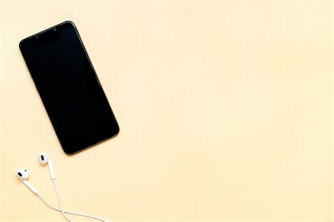 빈 화면과 유선 헤드폰이 있는 검은색 스마트폰의 평면도 베이지색 배경의 음악 가제트로 휴대폰 평면도 복사 공간 0명에 대한 스톡 사진 및 기타 이미지 Istock