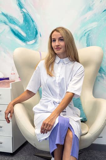 병원 복도에서 카메라를 향해 웃고 있는 간호사의 초상화 20 29세에 대한 스톡 사진 및 기타 이미지 20 29세 간호사 건강 진단 Istock