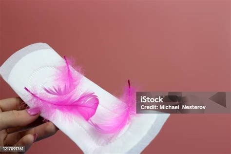 패드를 들고 있는 여성 여성 개인 위생의 개념 중요한 날 혈액 기간 생리 주기 건강관리와 의술에 대한 스톡 사진 및 기타 이미지 건강관리와 의술 깨끗한 냅킨 Istock