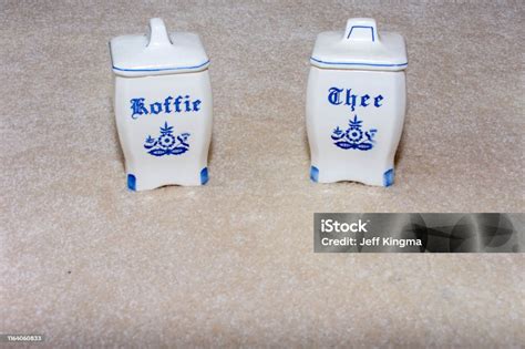 델프트 블루 커피와 차 용기 네덜란드 네덜란드에서 유명한 도자기 기념품 텍스처 베이지 색 배경에 격리 0명에 대한 스톡 사진 및 기타 이미지 Istock